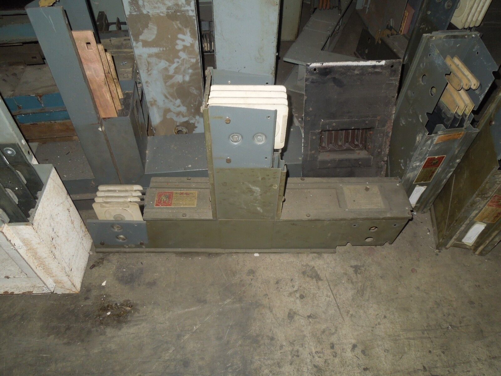 ITE XLT310-4 1000A 3ph 3W 600V Edgewise (Horizontal) Aluminum Busway ...