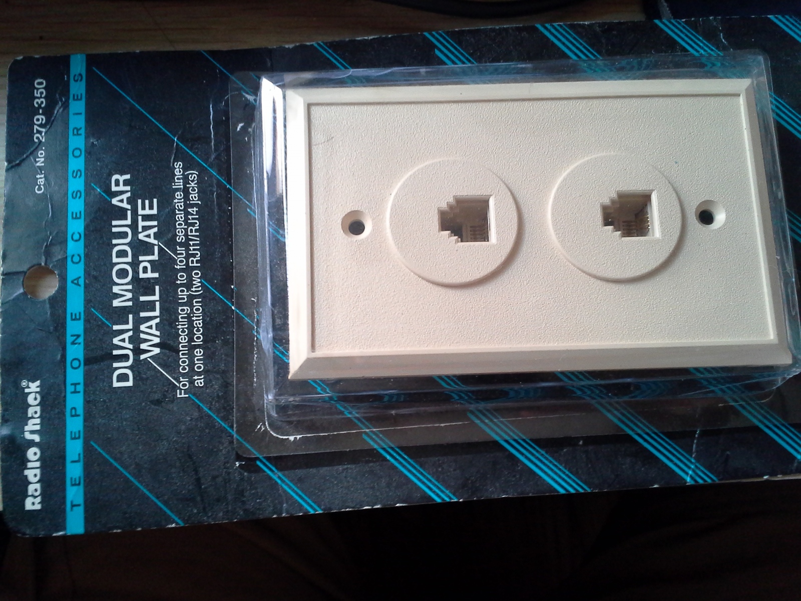 RADIO SHACK DUAL MODULAR WALL RJ11 TELEPHONE PLATE - Cords, Jacks & Plugs