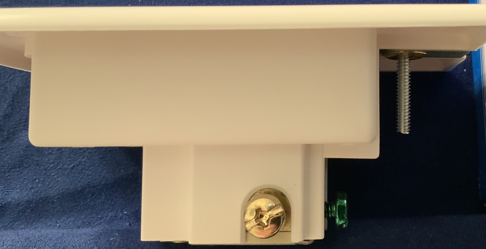 Leviton 688-W, 2-pole 3-wire Clock Hanger Receptacle 15A-125V, White ...