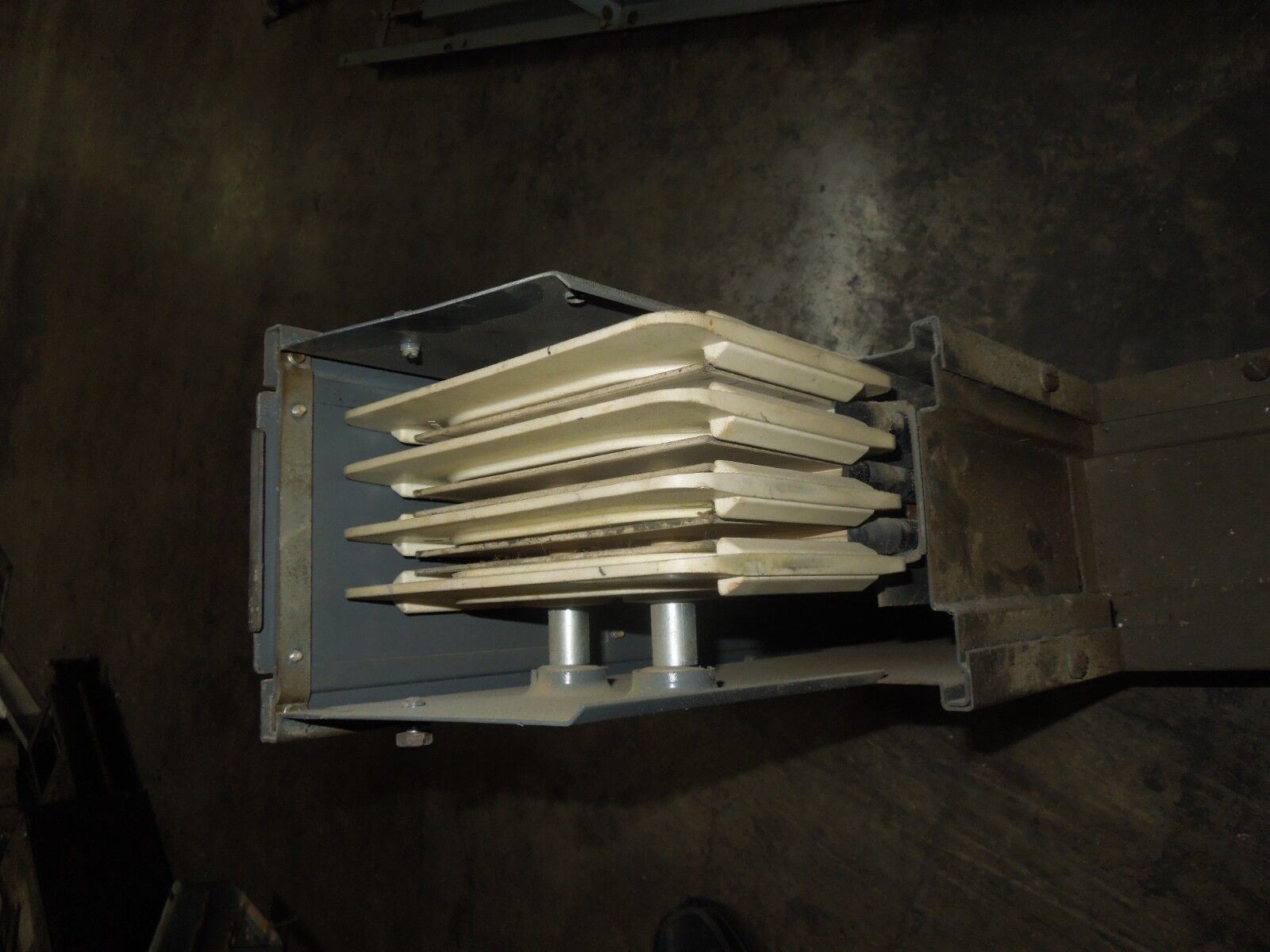 ITE XLT310-4 1000A 3ph 3W 600V Edgewise (Horizontal) Aluminum Busway ...